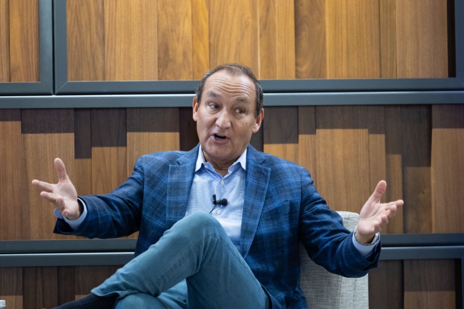 Leadership Takes Flight With Former United Airlines CEO | CU Denver ...